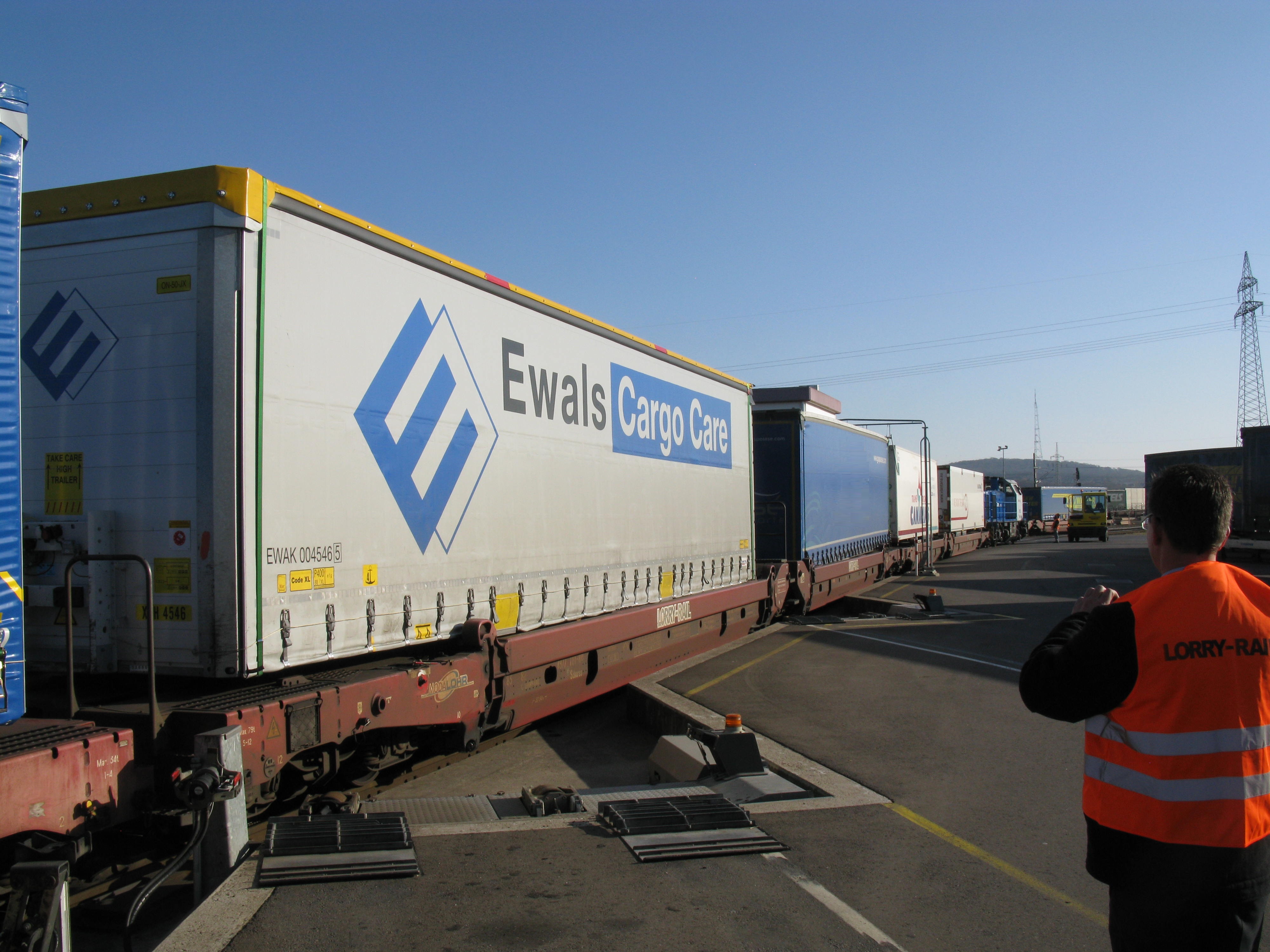 Ewals zet zeiltrailer met banden op spoor • TTM.nl