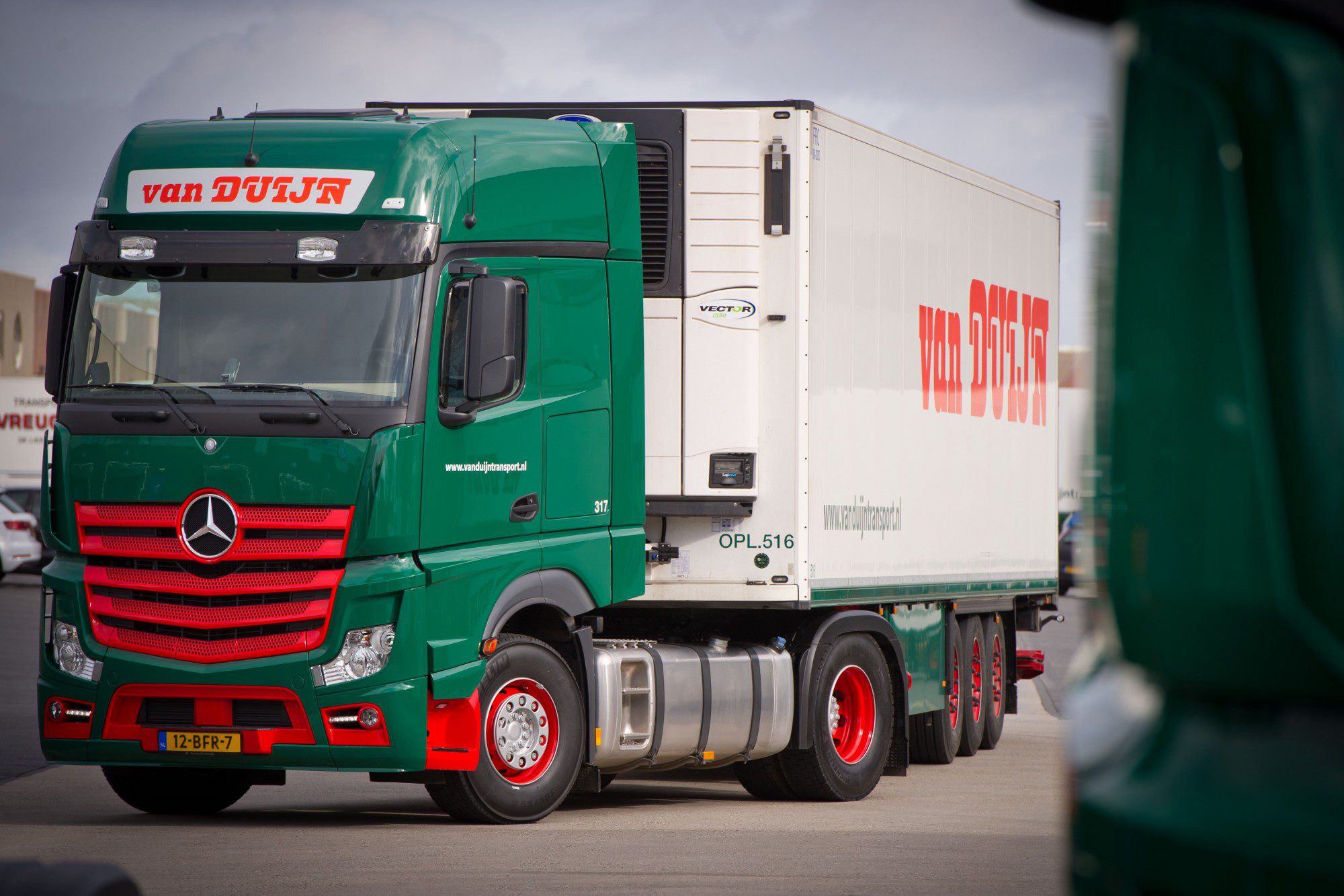 Vijf Actros 1845 LS trekkers voor Van Duijn • TTM.nl