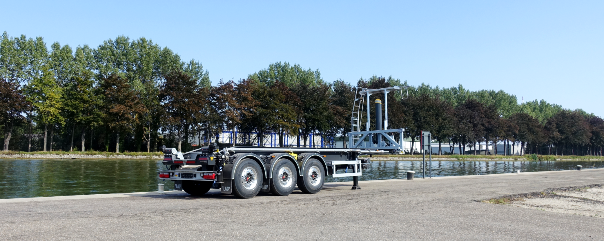 Foto’s: LAG biedt lichtgewicht alu kipcontainerchassis • TTM.nl