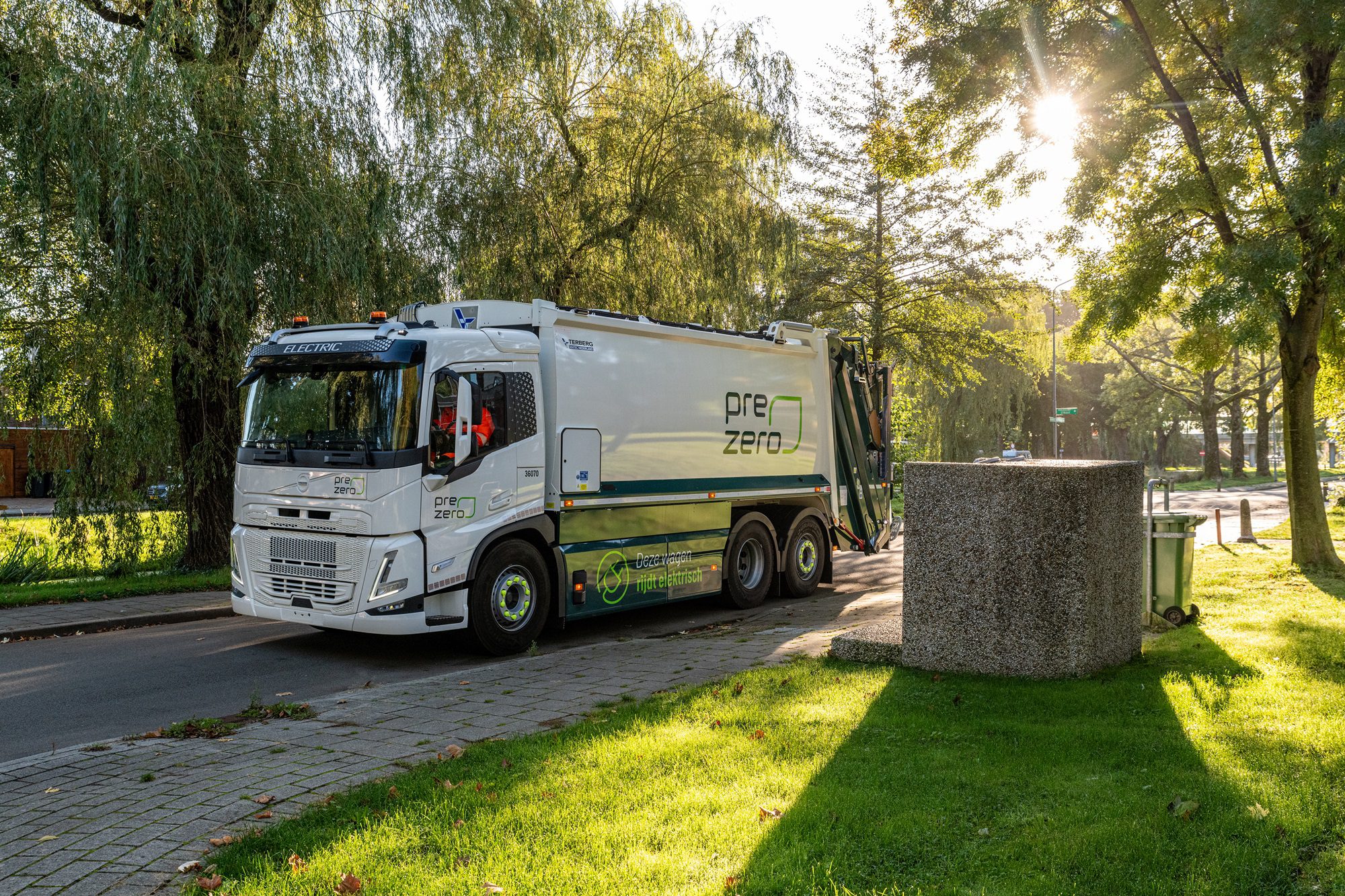 PreZero komt bij je thuis langs met (een van) 32 Volvo’s FM Electric ...