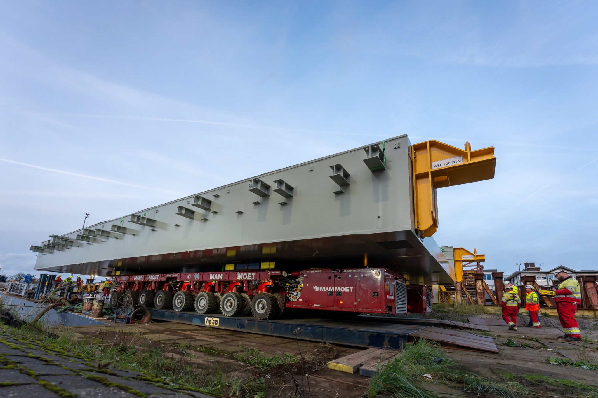 Een echte mammoetklus: Mammoet vervangt vijf bruggen bij Amsterdam ...