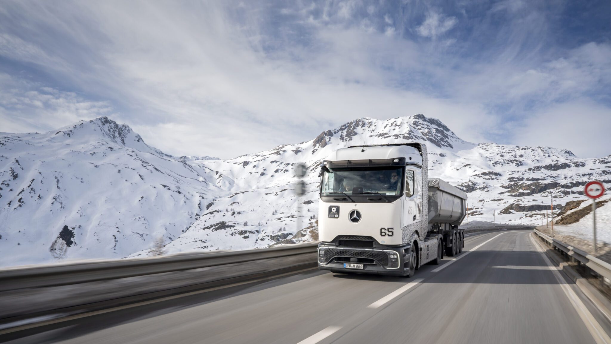 Mercedes-Benz test nieuwe GenH2 waterstoftruck in Zwitserse Alpen • TTM.nl