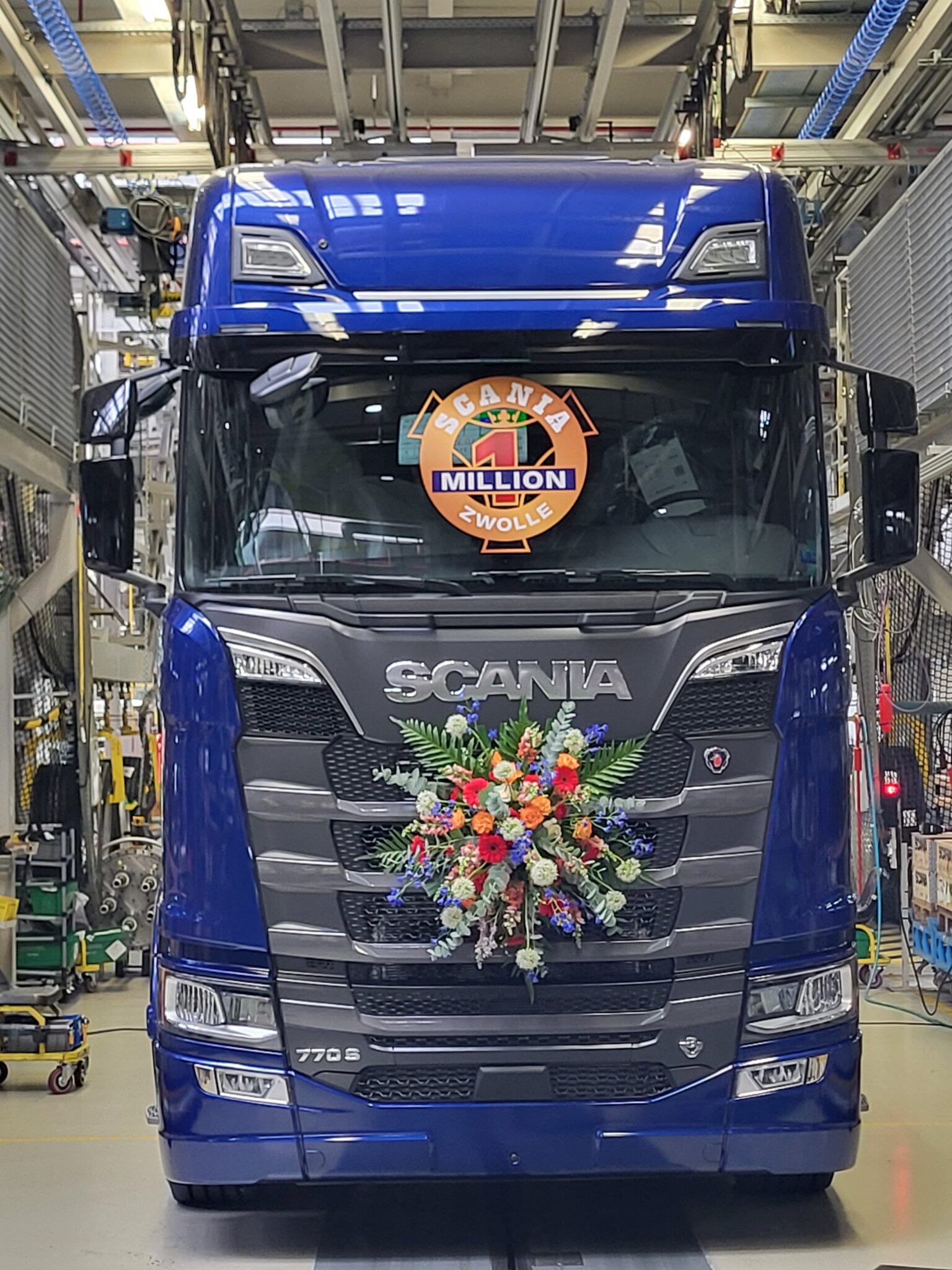 Scania legt productie (eventjes) stil voor miljoenste chassis in Zwolle ...
